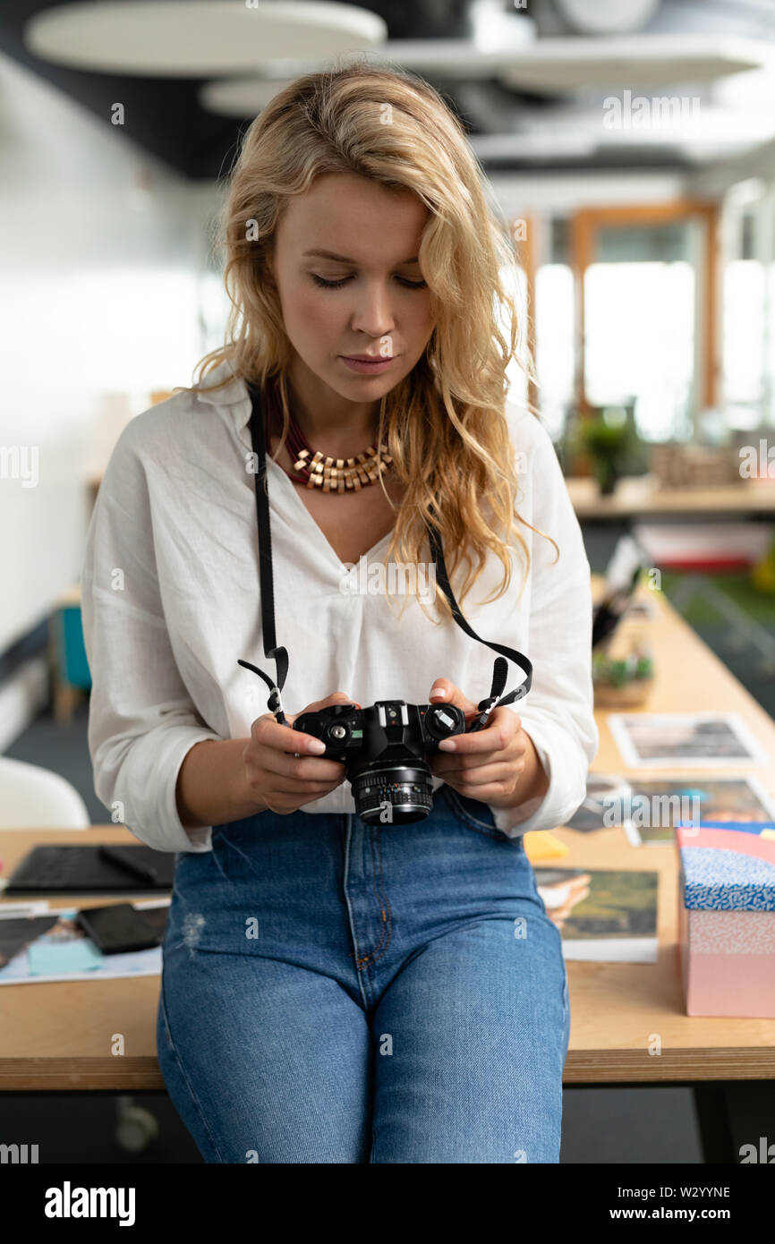 Girl reviewing photos hi-res stock photography and images - Alamy