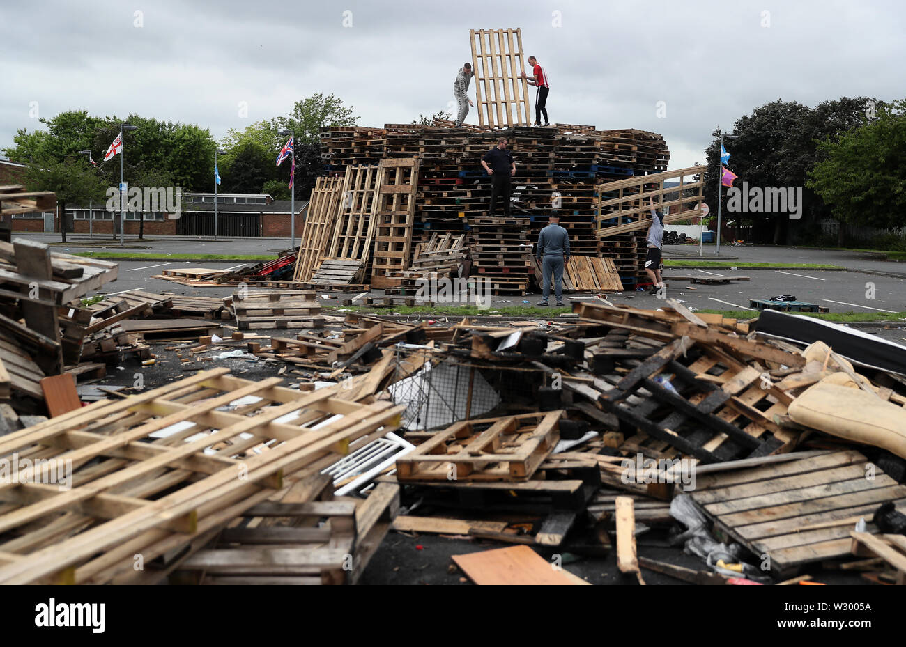 Loyalist bonfire avoniel leisure centre hi-res stock photography and ...