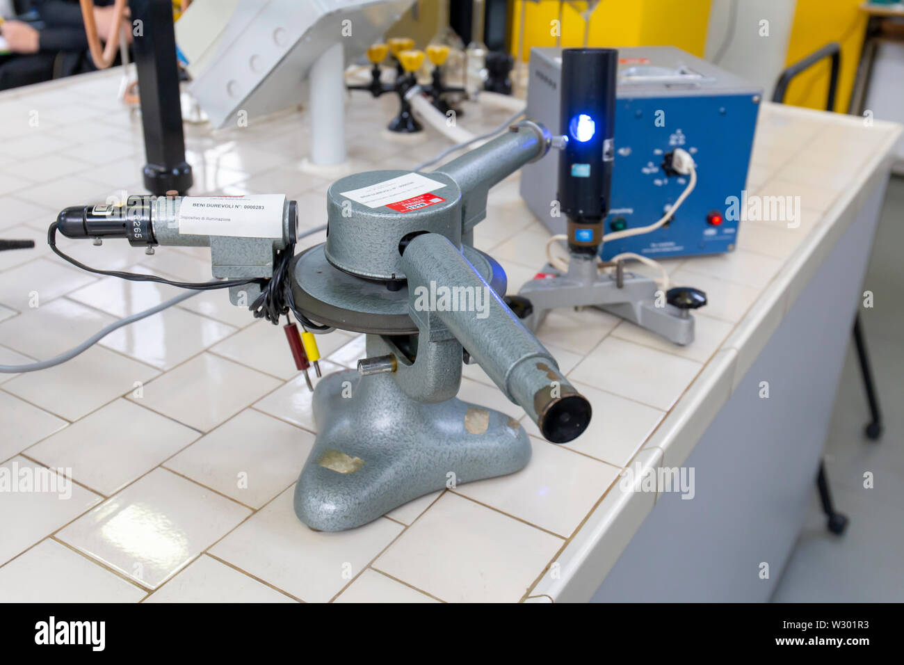 Spectroscope in a school lab with a cadmium lamp on a white tiles desk ...