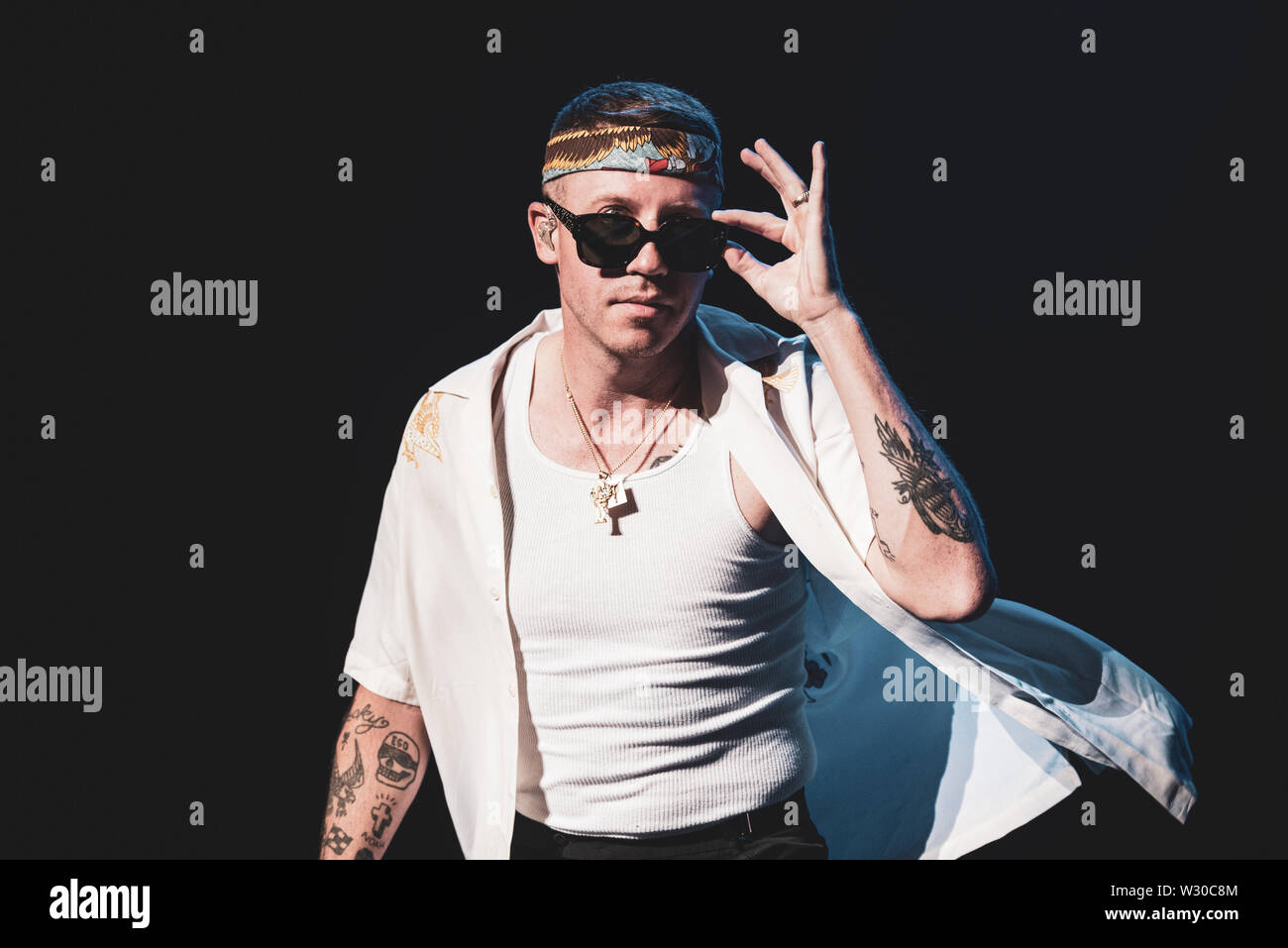 Rapper with microphone close up hi-res stock photography and images - Alamy