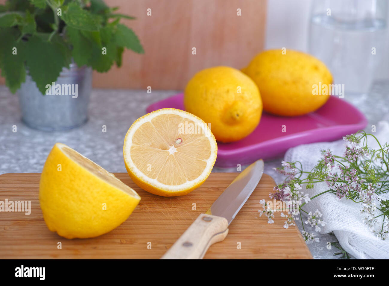 Lemon on chopping board hi-res stock photography and images - Alamy