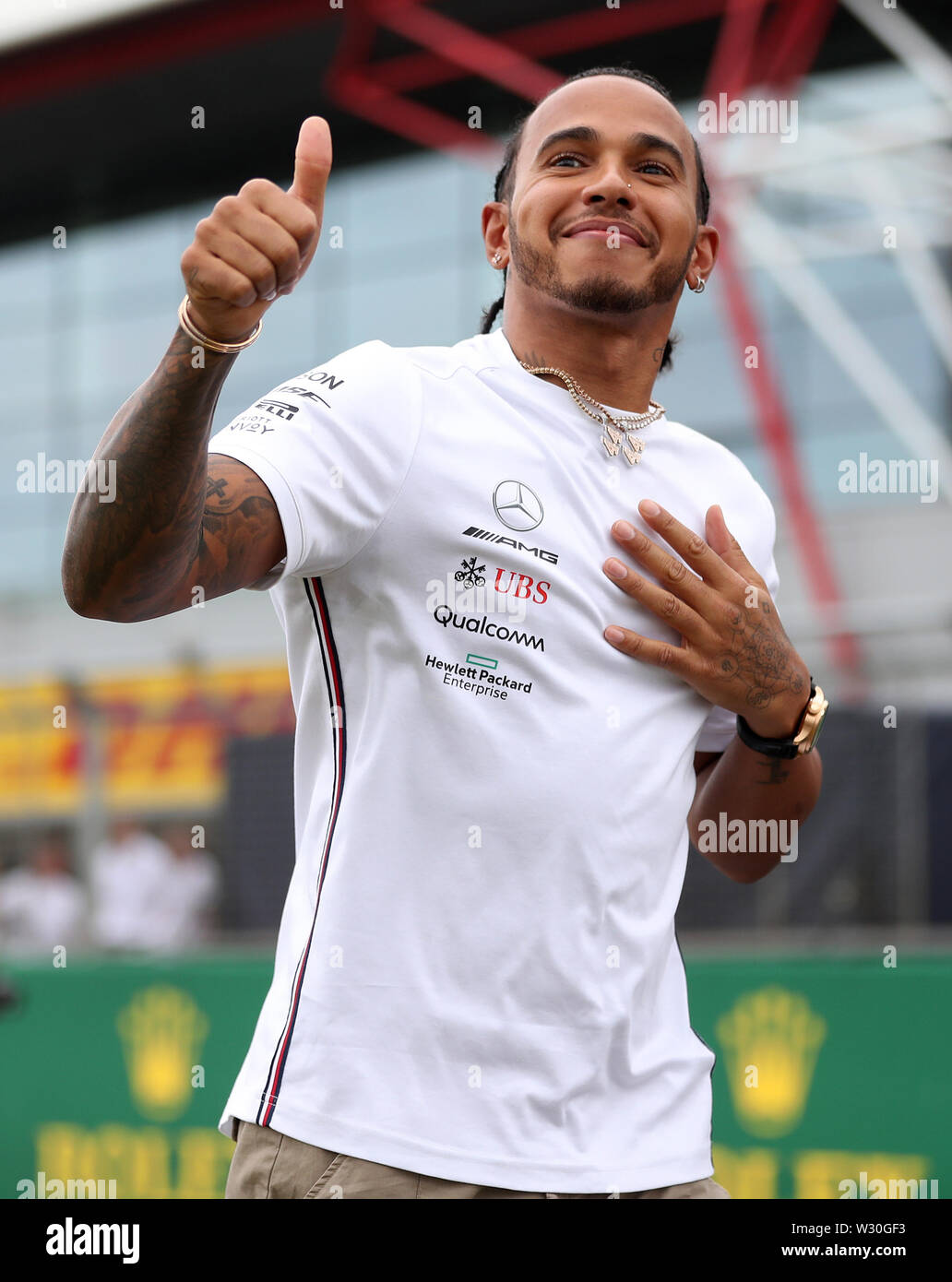 Thumbs up crowd hi-res stock photography and images - Alamy