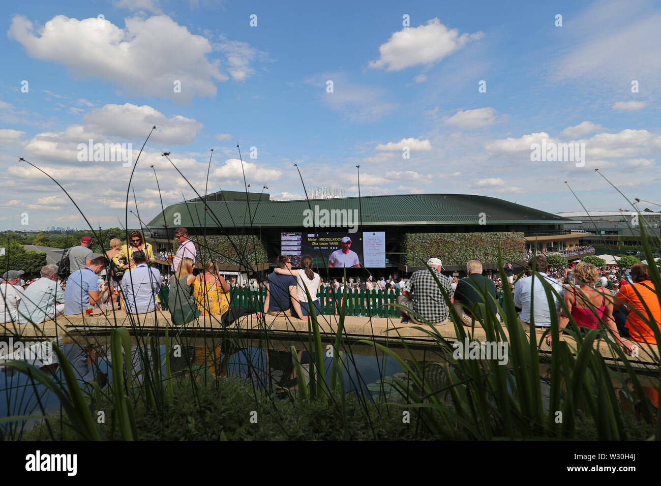 Tennis wimbledon henman hill hi-res stock photography and images - Alamy
