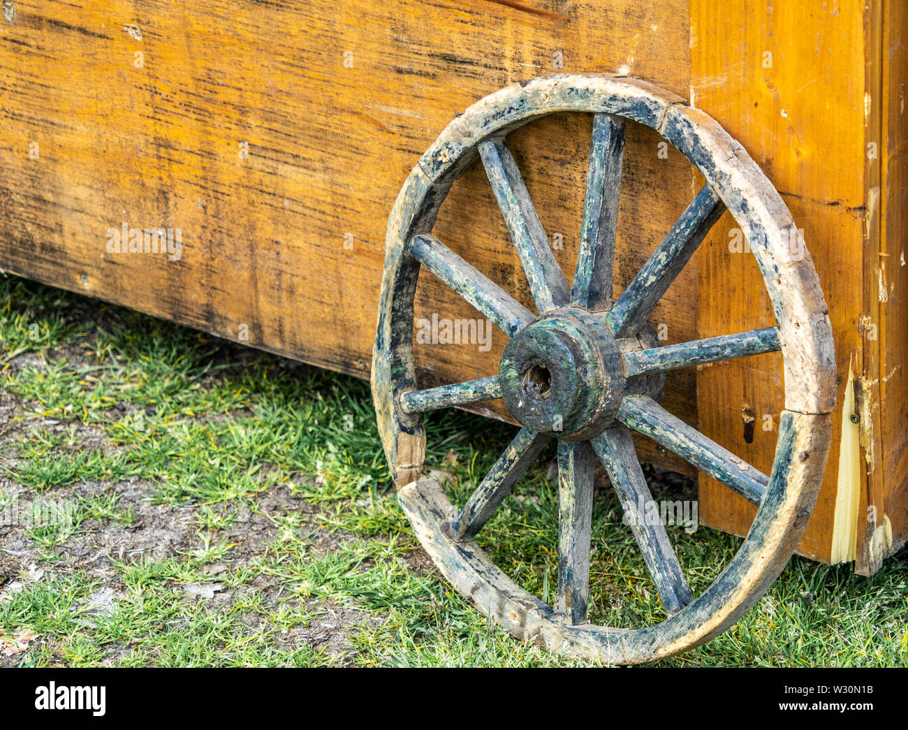 Leaning wagon wheel hi-res stock photography and images - Alamy