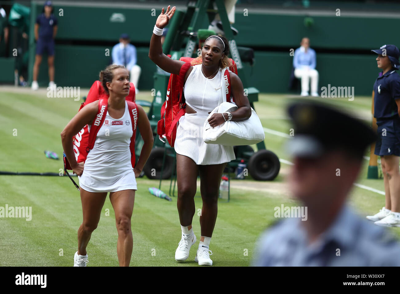 Serena williams thanking crowd hi-res stock photography and images - Alamy