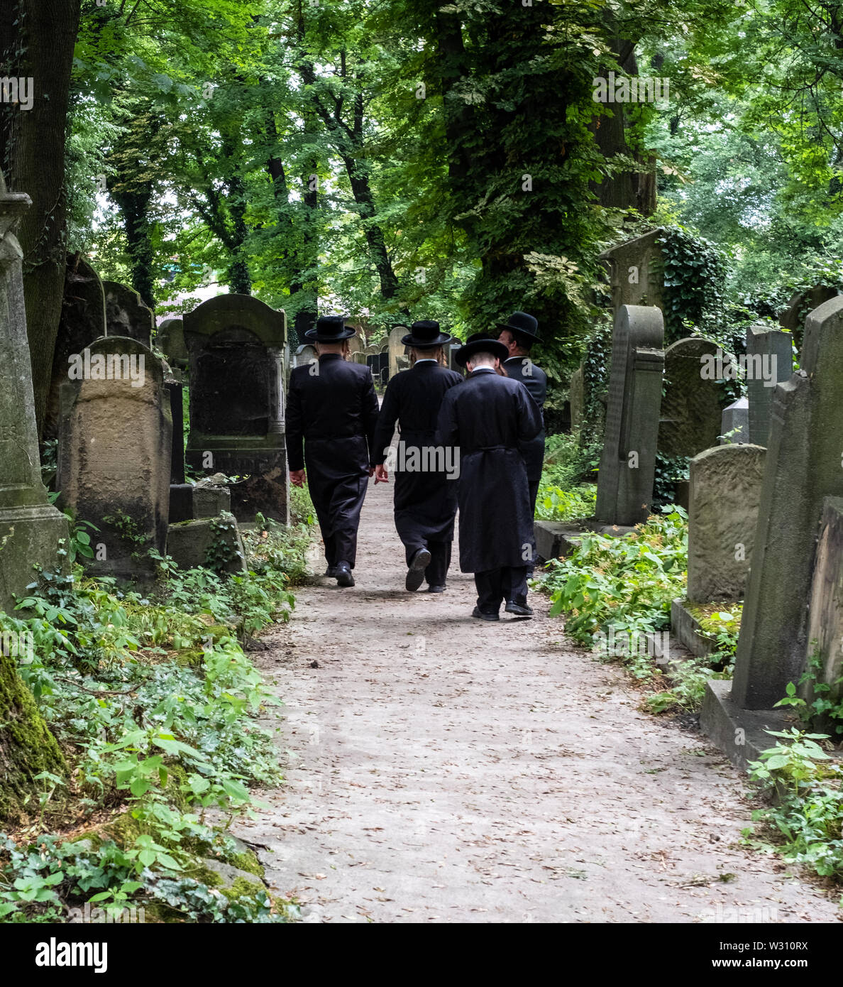 Hasidic jewish men in old hi-res stock photography and images - Alamy