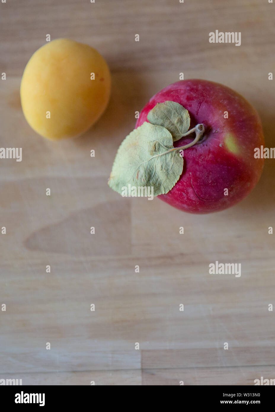 Apple and peach Stock Photo - Alamy