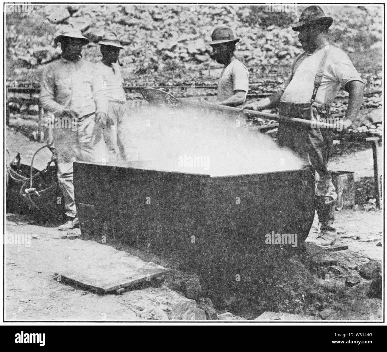 Ocean tank Black and White Stock Photos & Images - Alamy