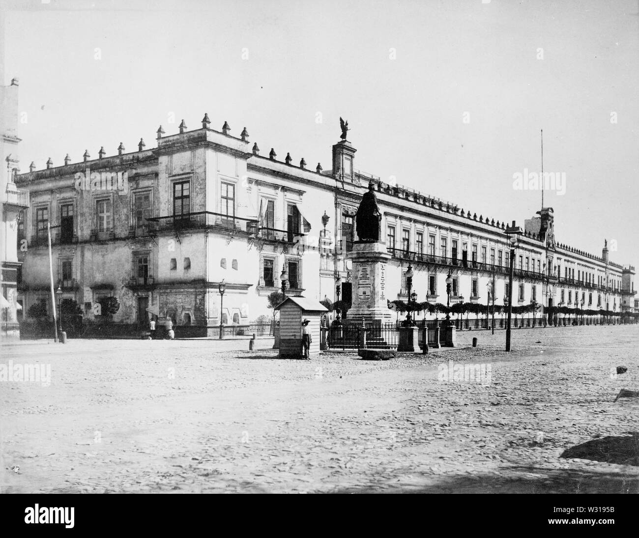 Español: Palacio Nacional Ciudad de México entre 1880 y 1900 Stock ...