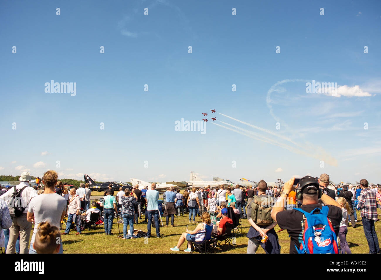 Airshow crowd hi-res stock photography and images - Alamy