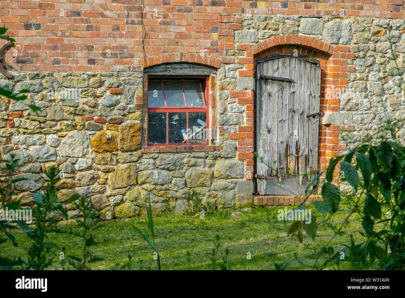 Old farm barn Stock Photo - Alamy