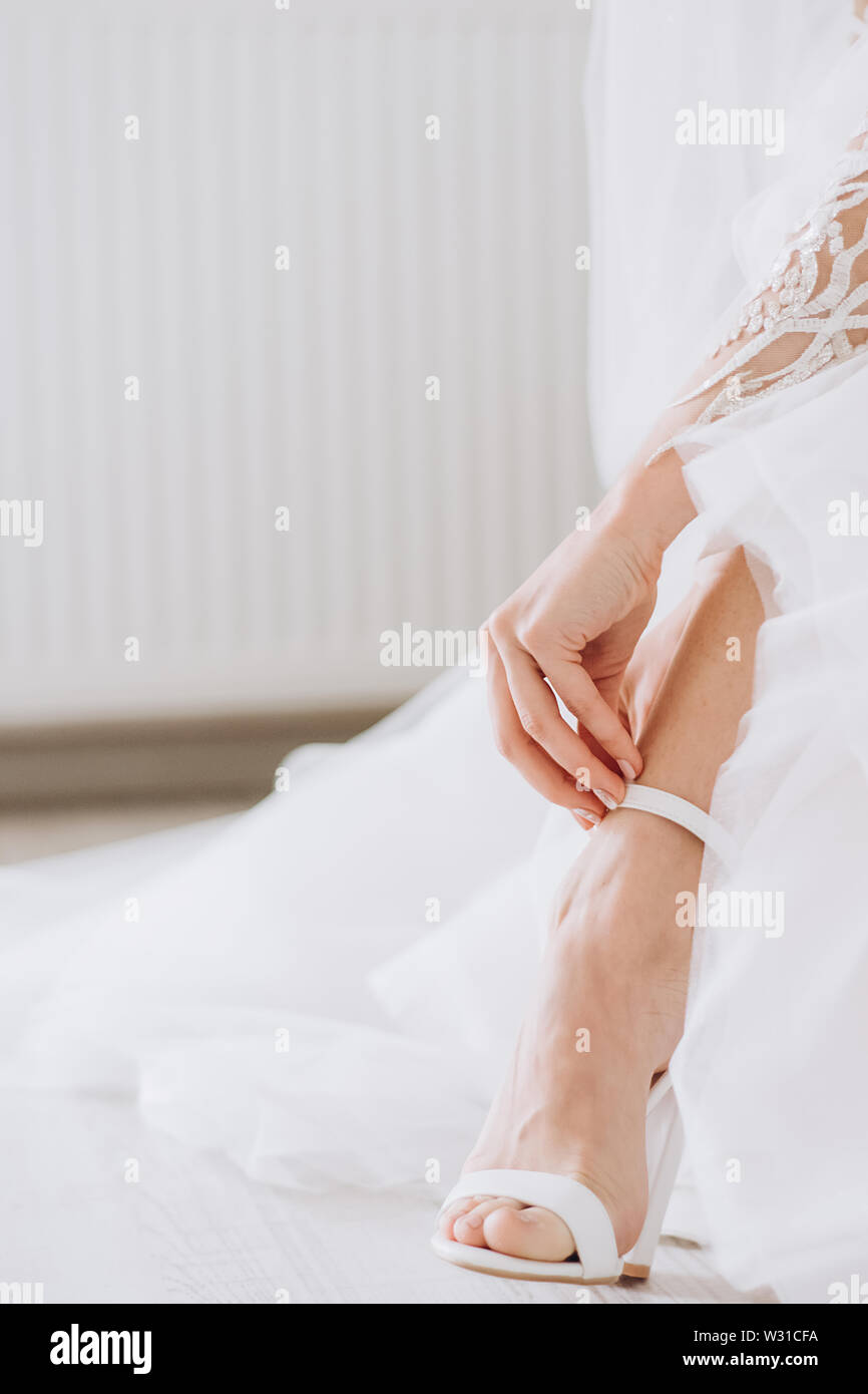 Bride dresses shoes before the wedding ceremony. Wedding bride shoes ...