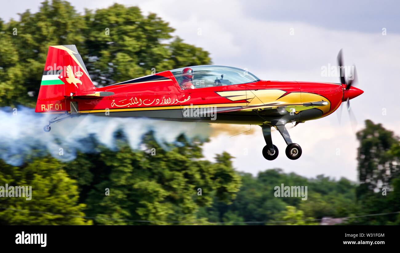 Royal Jordanian Falcons on their European Tour performing in the U.K ...