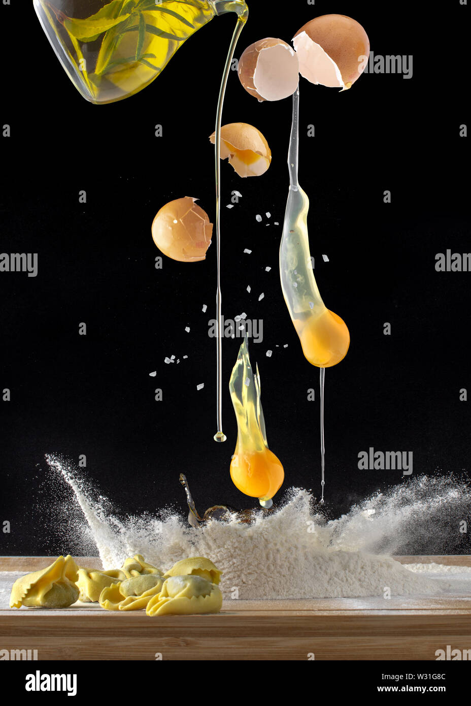 Flour splash hi-res stock photography and images - Alamy