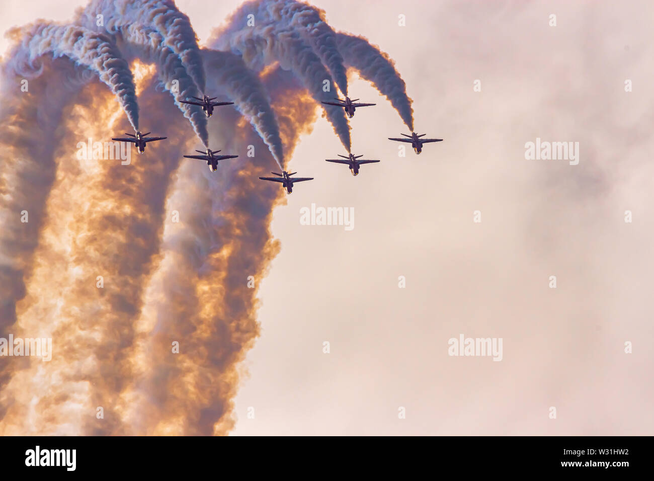 Red arrows loop with smoke on hi-res stock photography and images - Alamy
