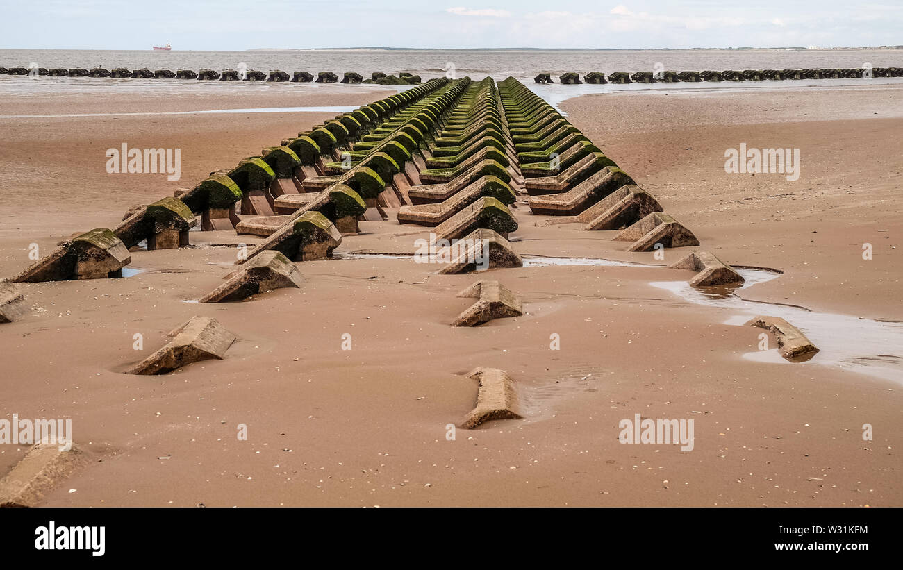 Groynes and sea defences at New Brighton Stock Photo - Alamy