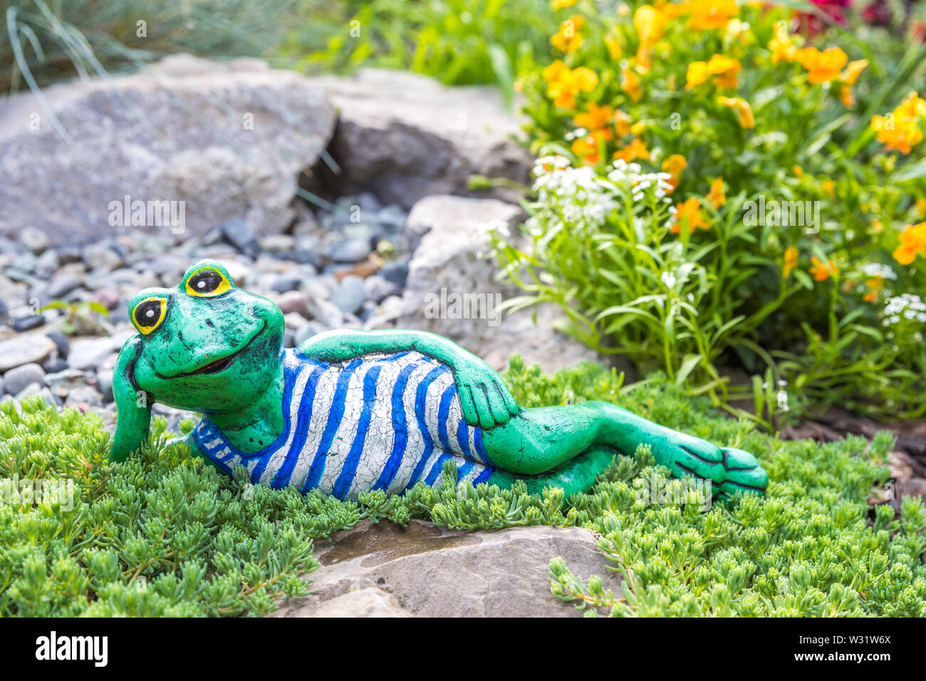 Ceramic garden frog hi-res stock photography and images - Alamy