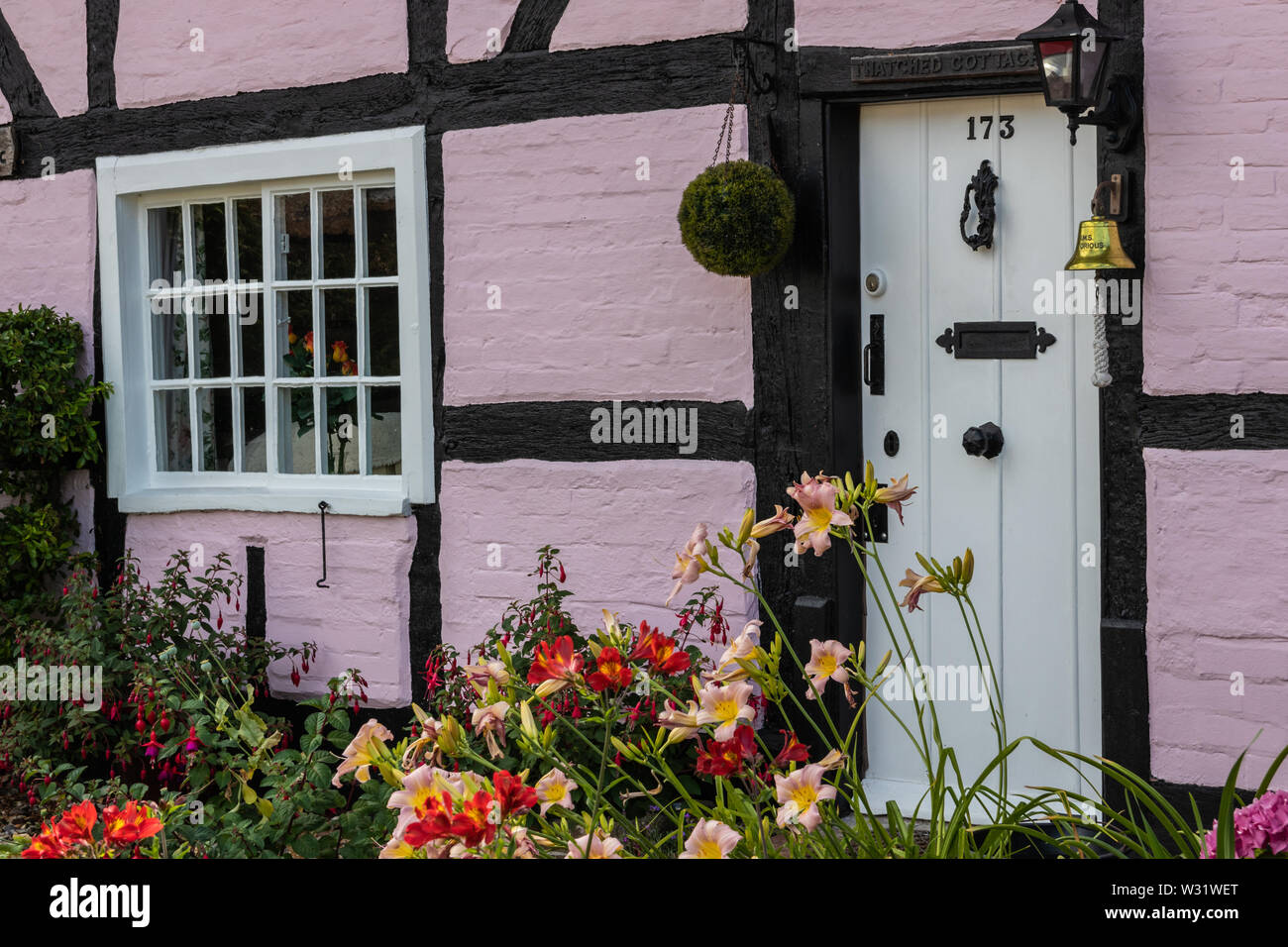 English cottage door hi-res stock photography and images - Alamy
