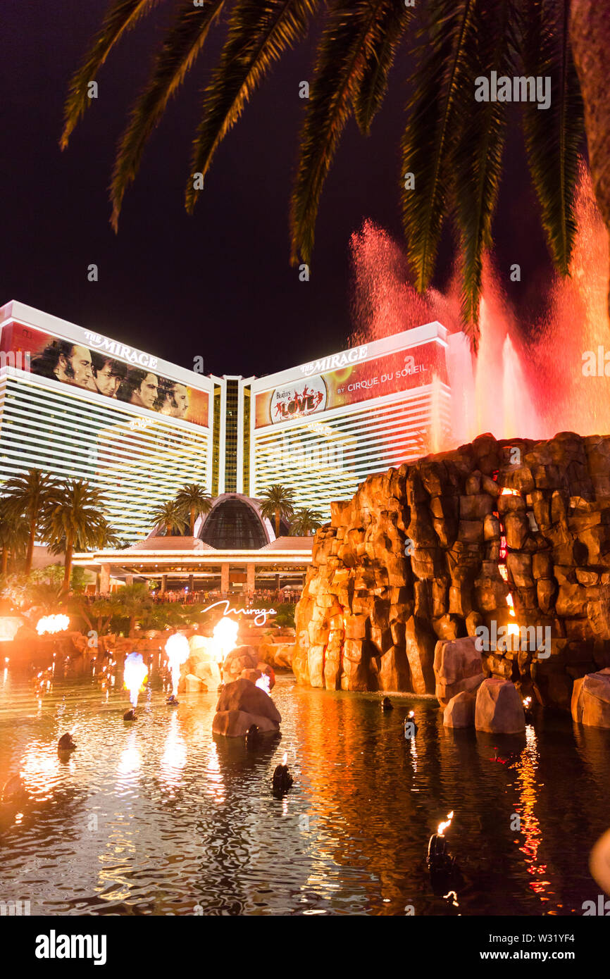The mirage las vegas volcano hi-res stock photography and images - Alamy
