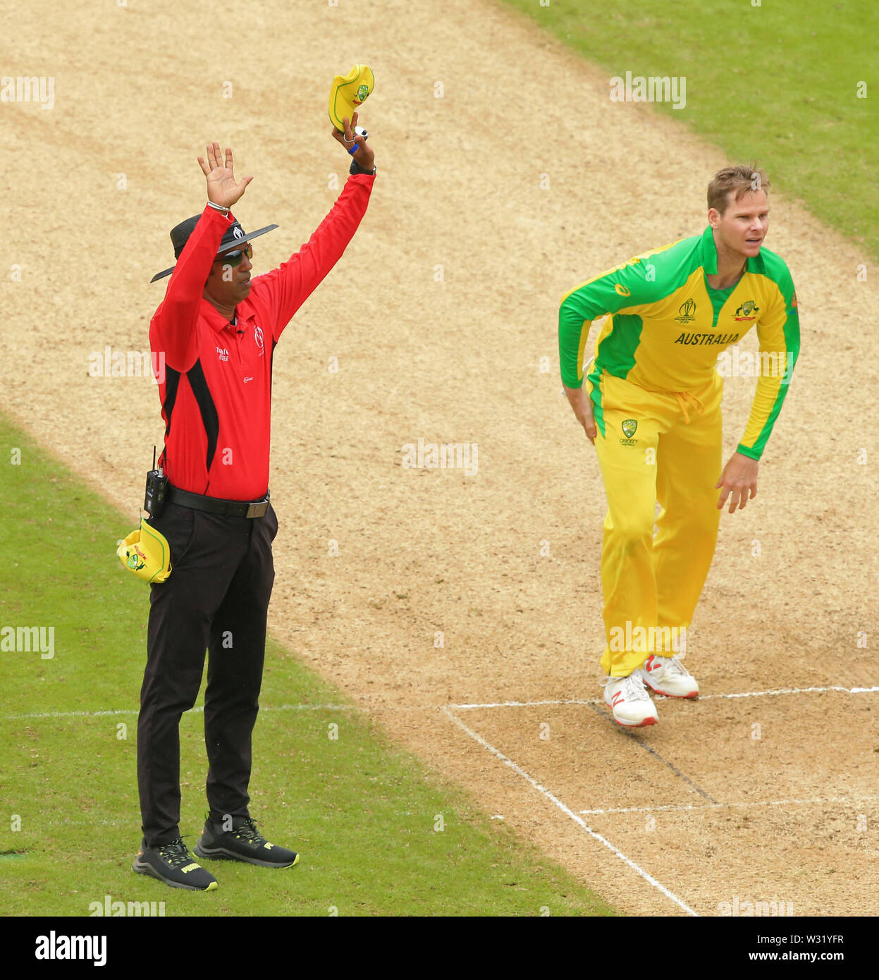 Cricket umpire signals hi-res stock photography and images - Alamy