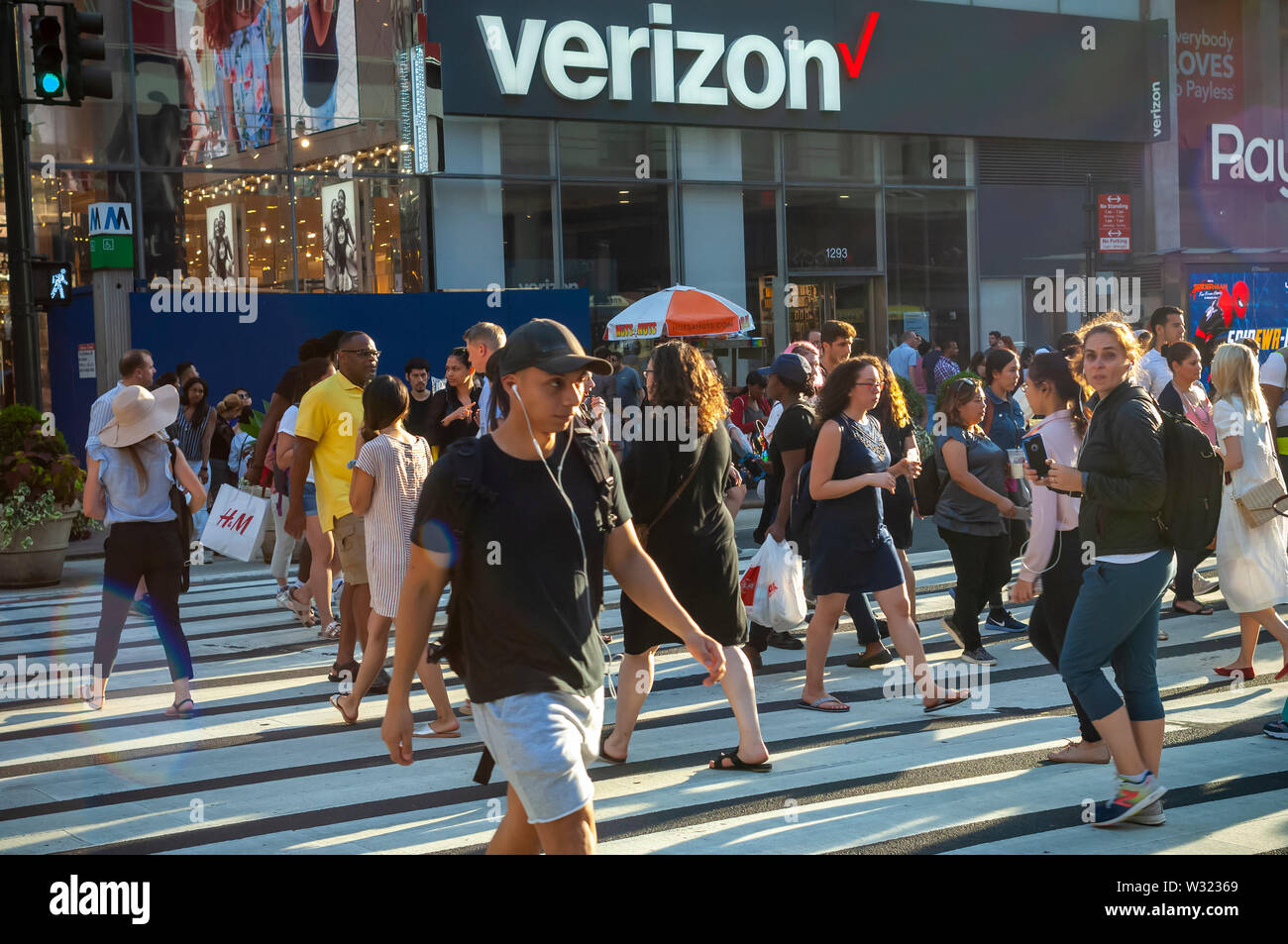 Verizon store hi-res stock photography and images - Alamy