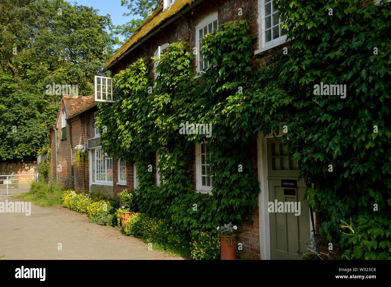 Goring village hi-res stock photography and images - Alamy