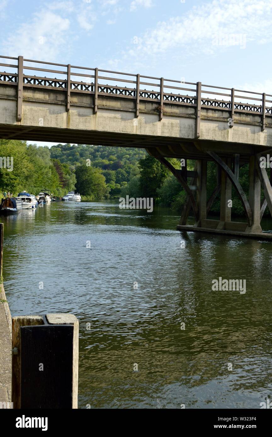 Thames at goring hi-res stock photography and images - Alamy