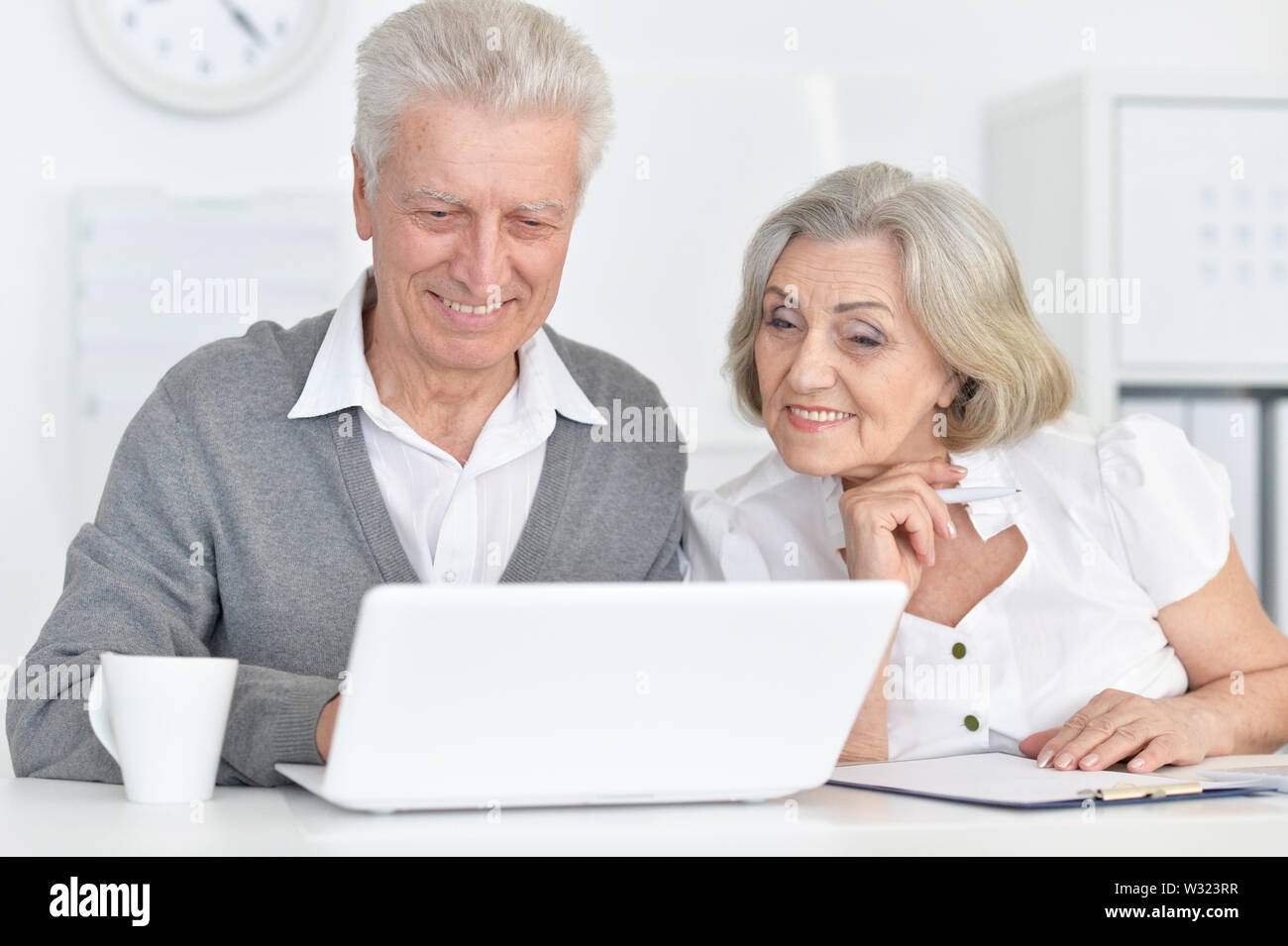 Senior people working hi-res stock photography and images - Alamy