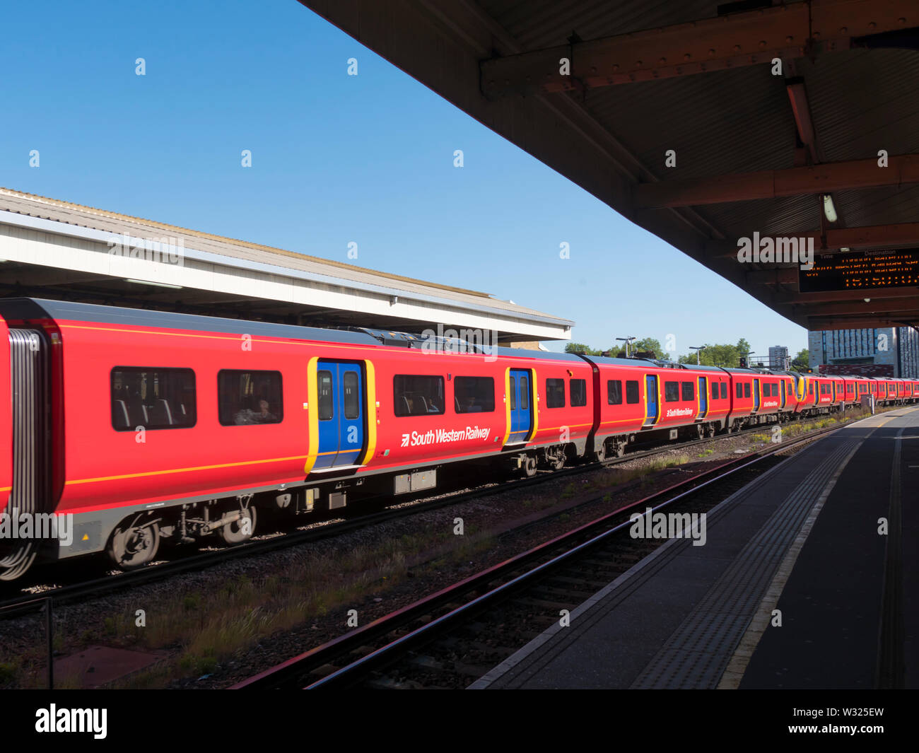 Diagonal lines train hi-res stock photography and images - Alamy