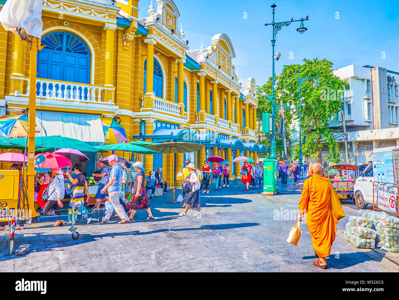 BANGKOK, THAILAND - APRIL 22, 2019: The busy street leading to Tha ...