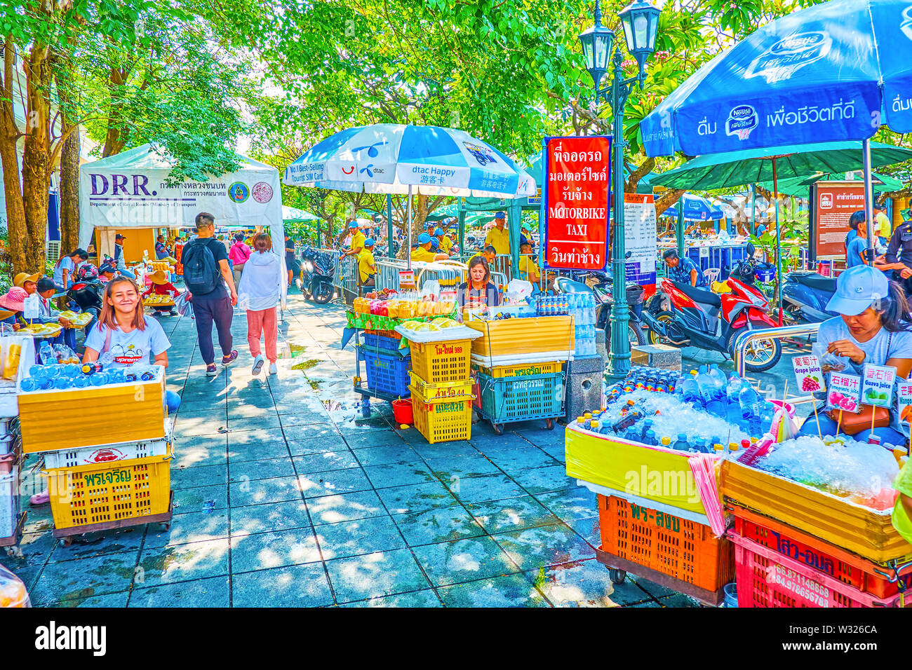 BANGKOK, THAILAND - APRIL 22, 2019: The shady alley to the Tha Chang ...