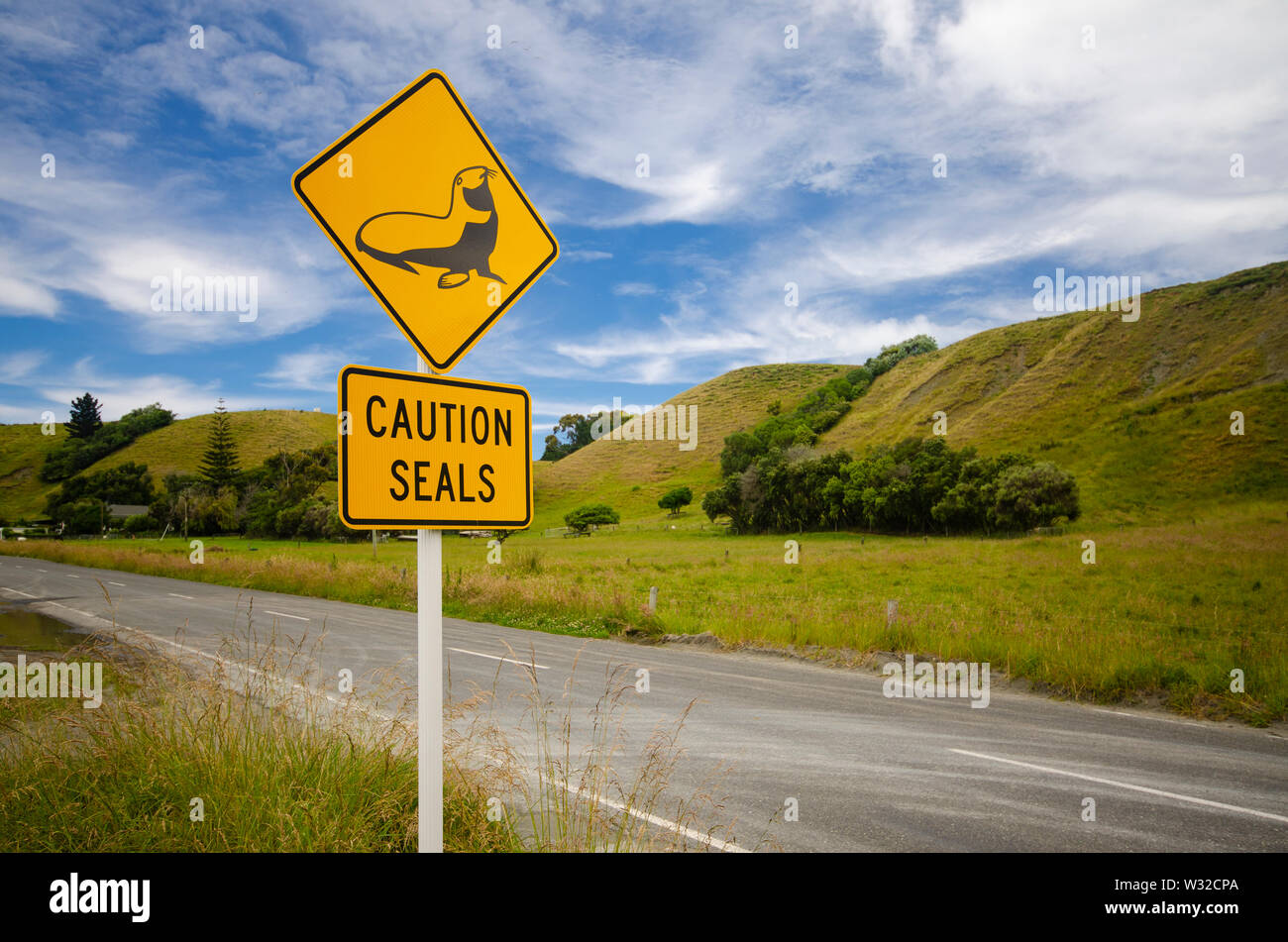 New zealand highway road sign hi-res stock photography and images - Alamy