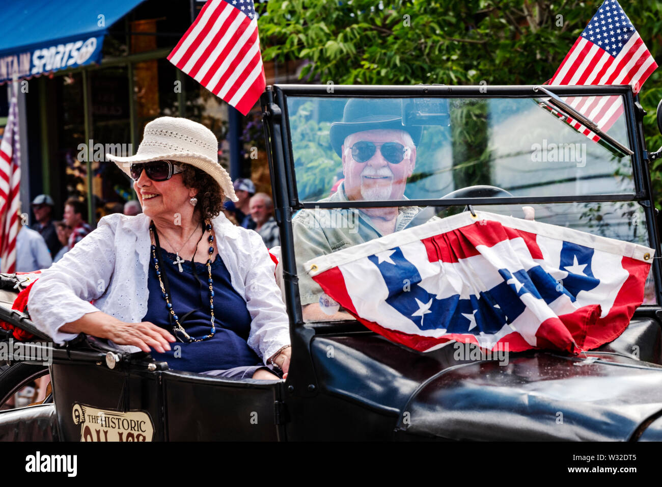 4th july parade flags cars hi-res stock photography and images - Alamy