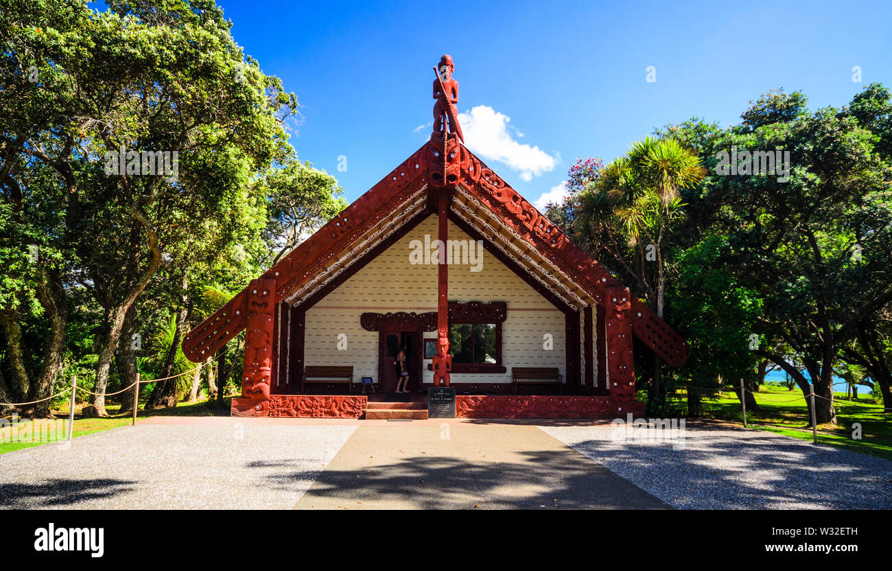 Traditional Maori House in Waitangi Stock Photo - Alamy