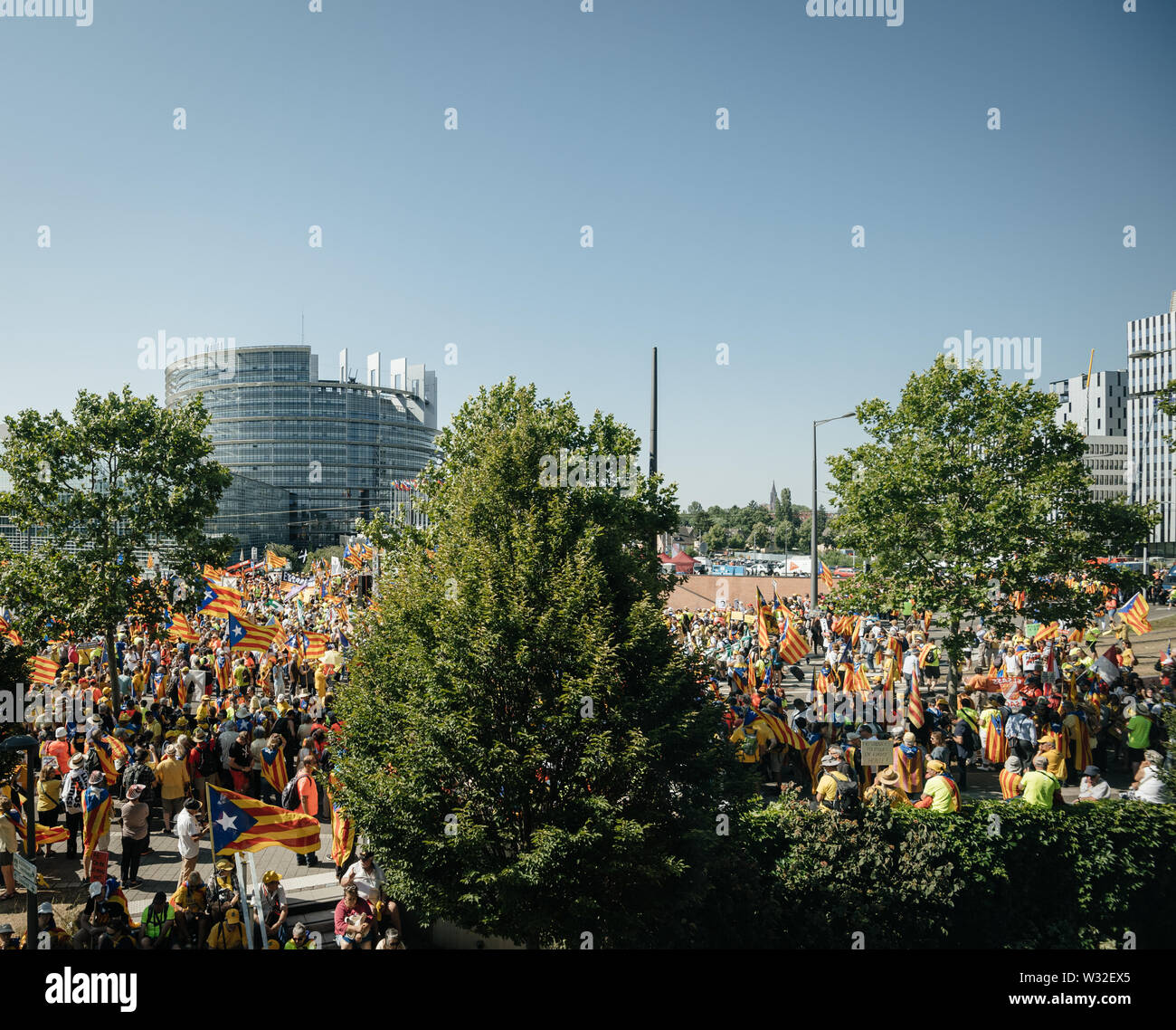 Crowd riot aerial hi-res stock photography and images - Alamy