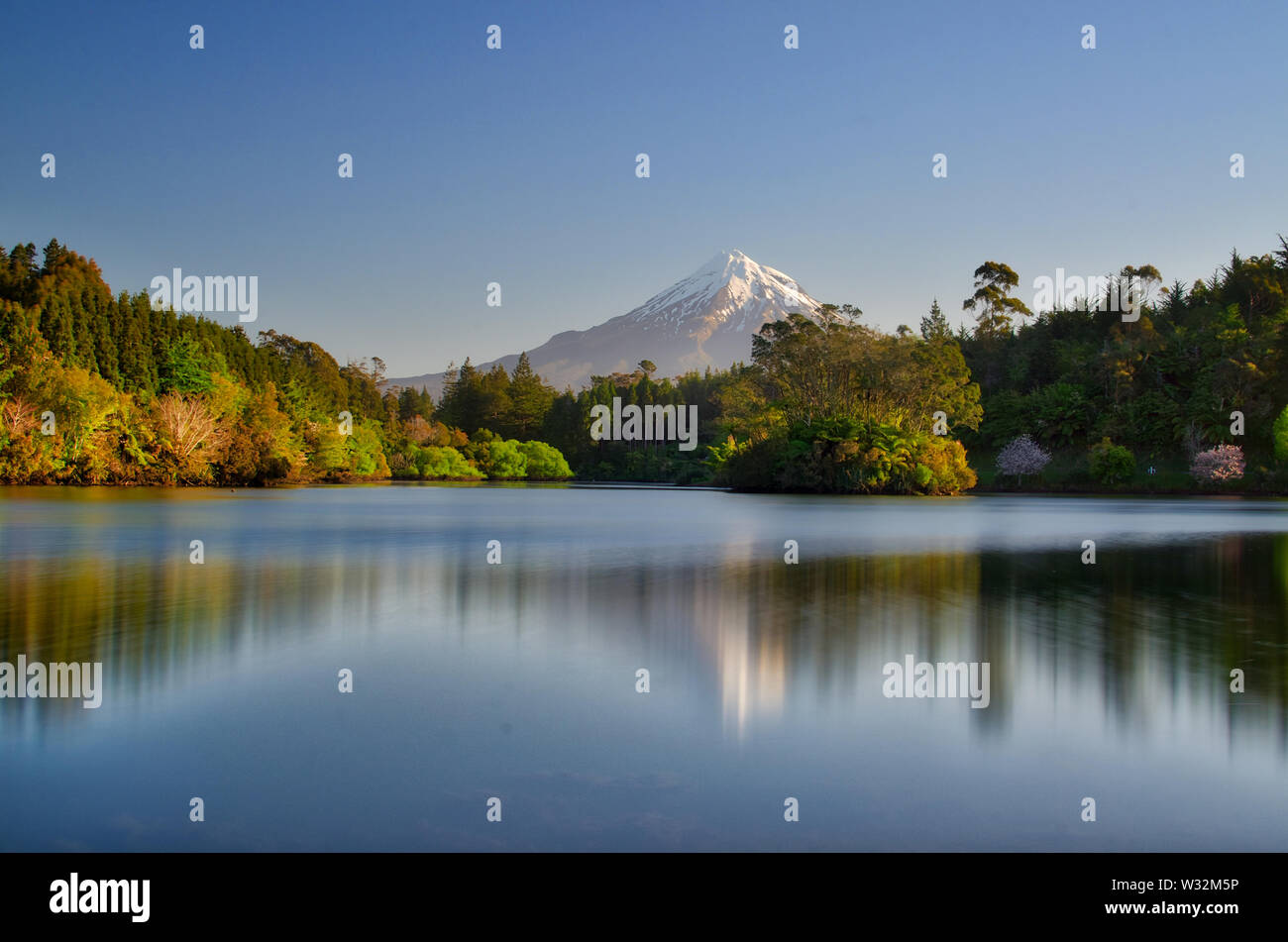 Taranaki scenery taranaki scenery hi-res stock photography and images ...