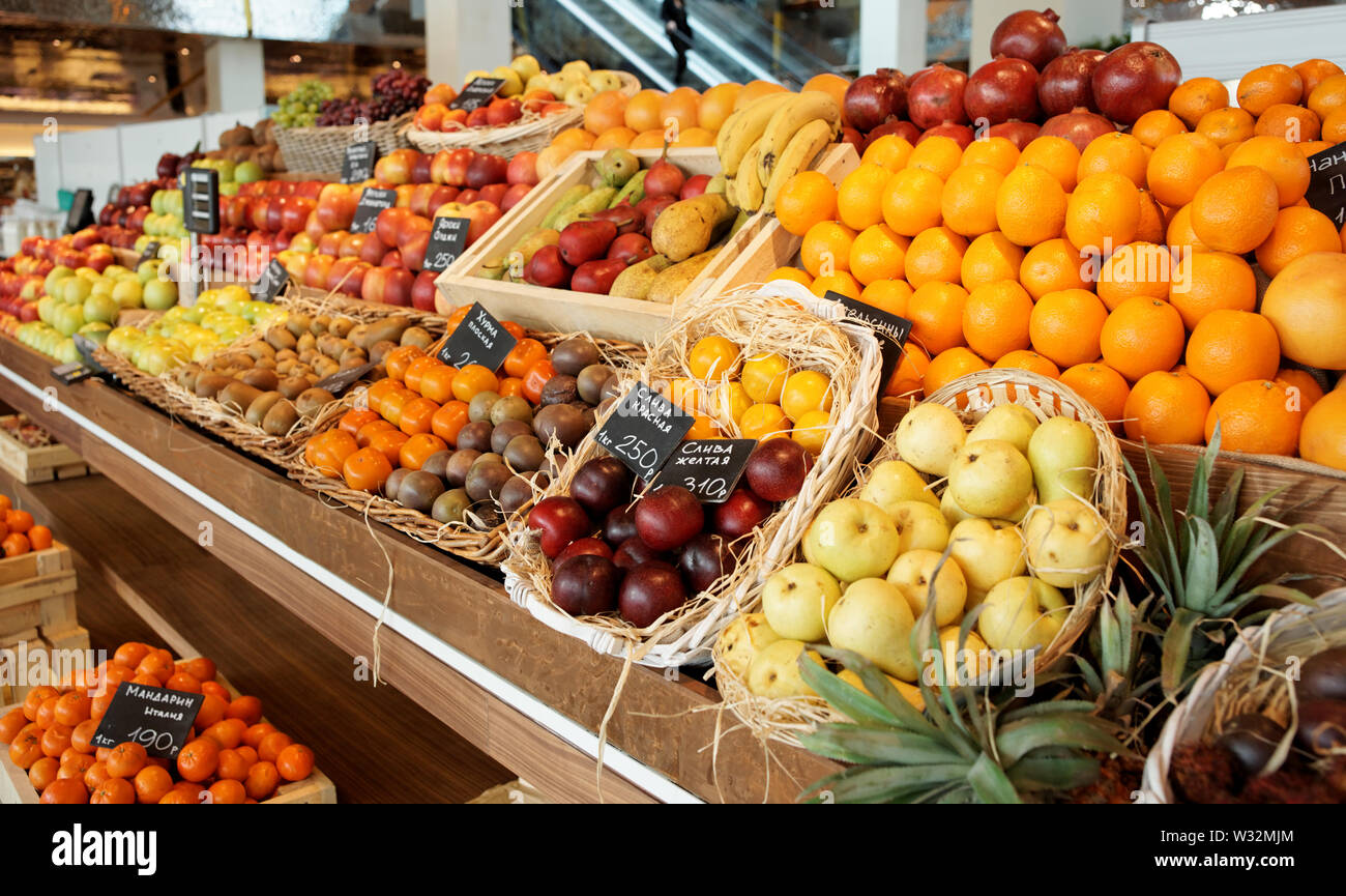 Shelf with fruits on a farm market Stock Photo - Alamy