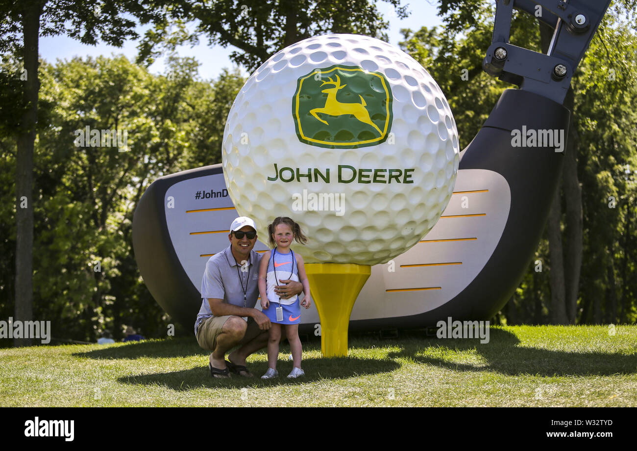 Silvis, Iowa, USA. 10th July, 2019. Marie, 4, and Ben Hanson of ...
