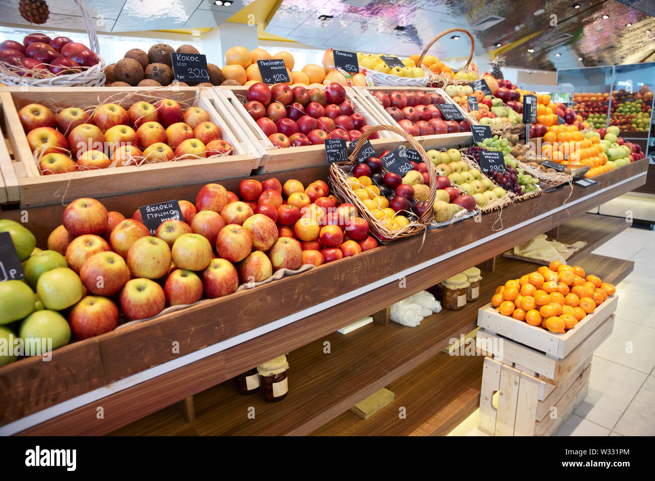 Shelf with fruits on a farm market Stock Photo - Alamy