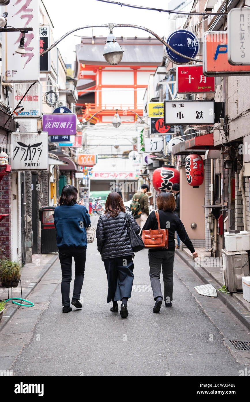 Tokyo, Japan - April 1, 2019: Famous Golden Gai alley street or lane ...