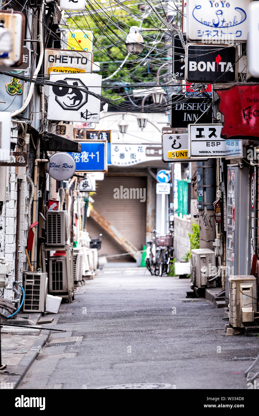 Bars and restaurants in shinjuku hi-res stock photography and images ...