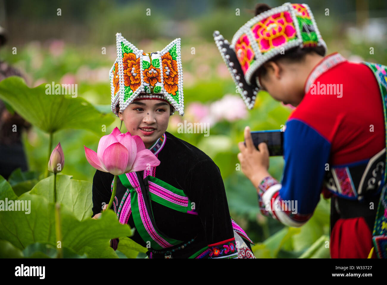 Group poses hi-res stock photography and images - Alamy