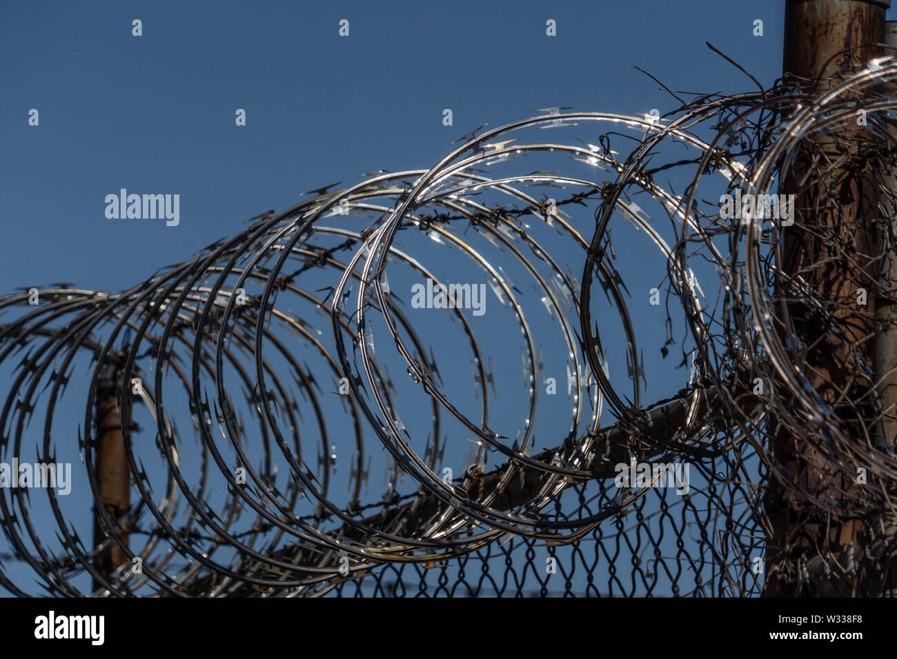 Shiny barbed wire hi-res stock photography and images - Alamy