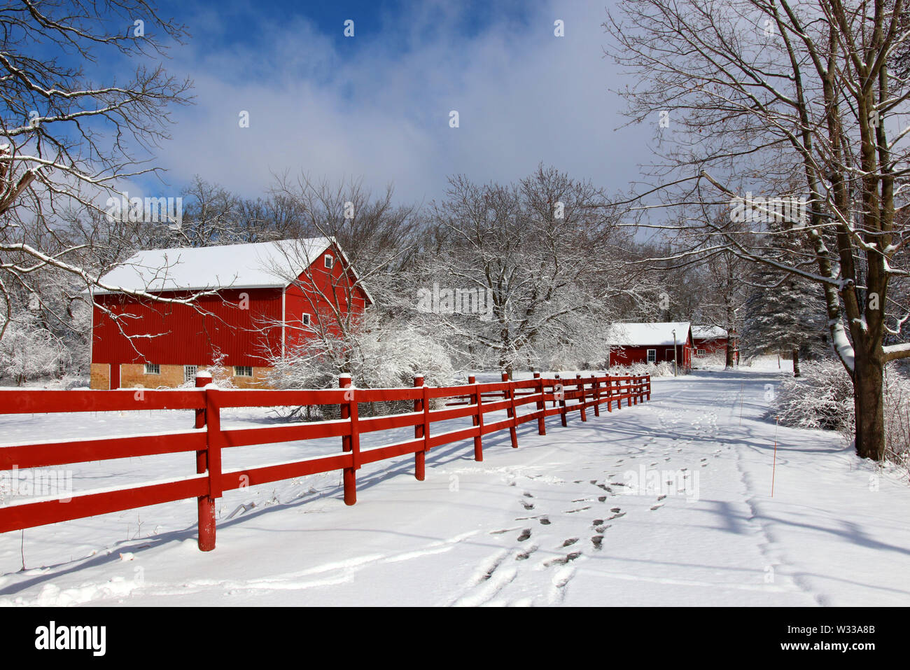 Midwest farm in winter wisconsin hi-res stock photography and images ...