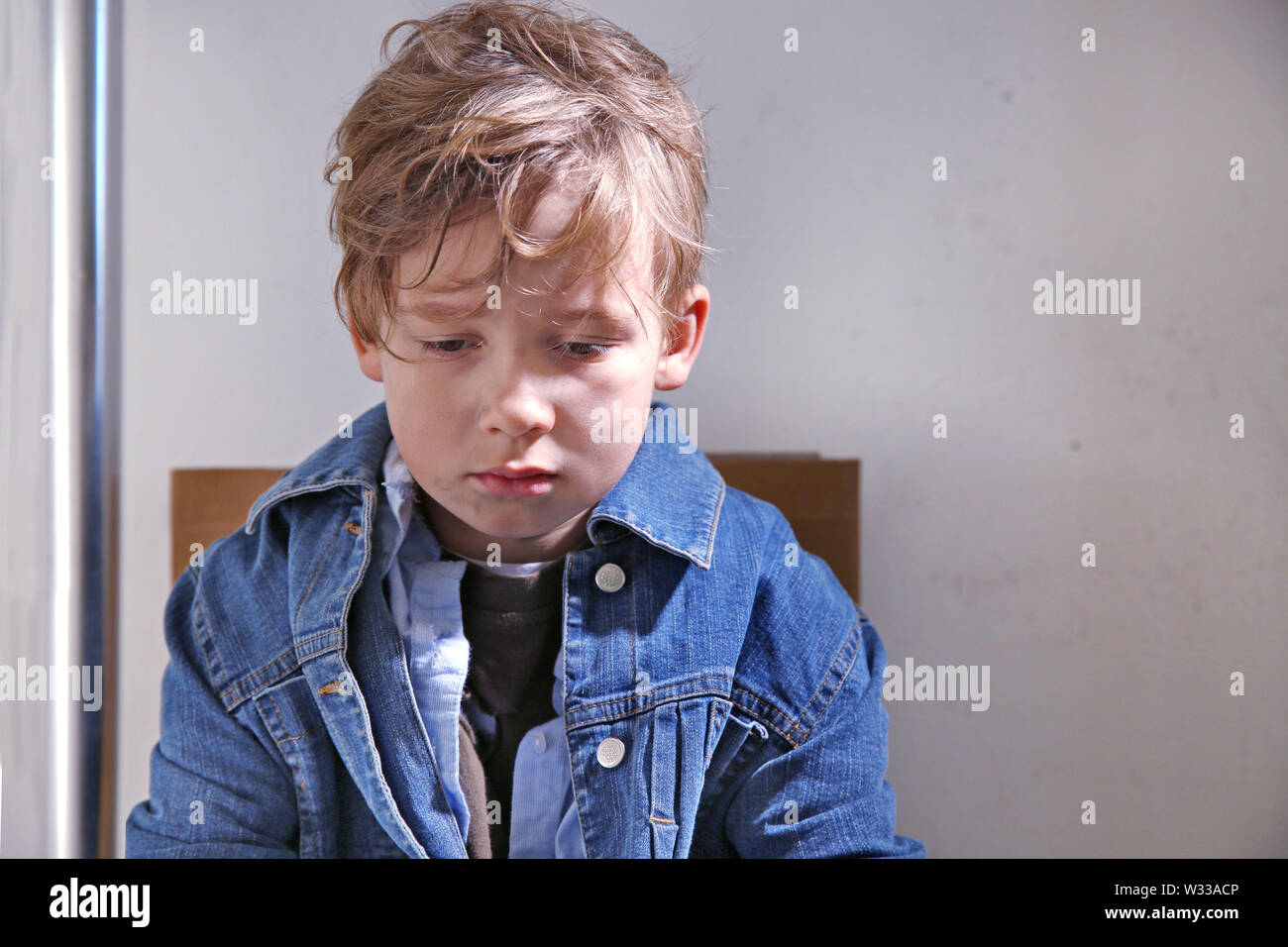 Homeless boy hi-res stock photography and images - Alamy