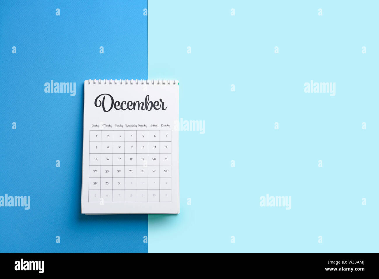 Flip paper calendar on color background Stock Photo - Alamy