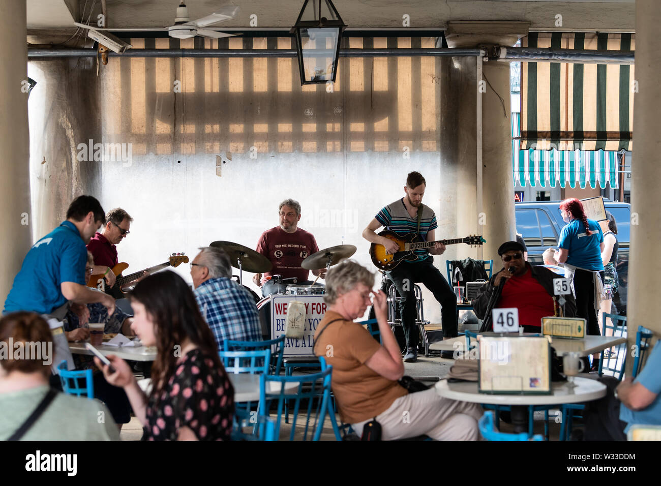 Waiter coffee people outside cafe hi-res stock photography and images ...
