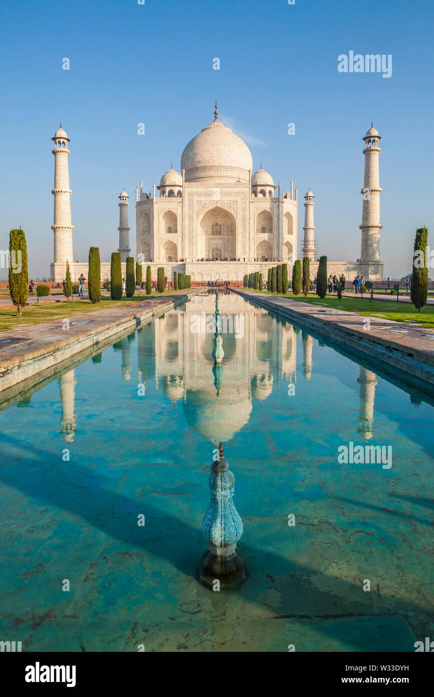 Taj mahal reflecting pool hi-res stock photography and images - Alamy