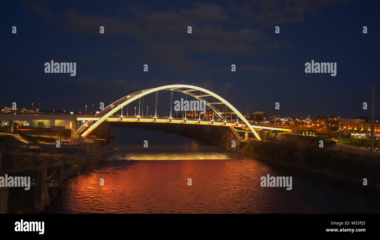 night shot of the korean war memorial bridge in nashville, tennessee ...