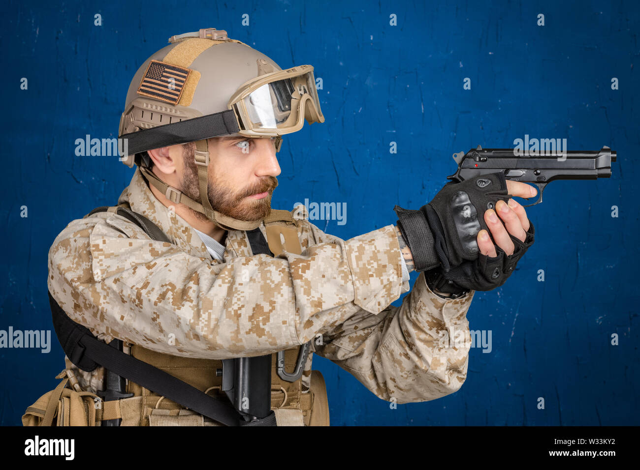 Modern soldier with gun Stock Photo - Alamy